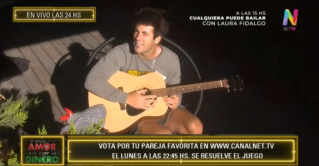 Alan se puso a payar canciones con la guitarra
