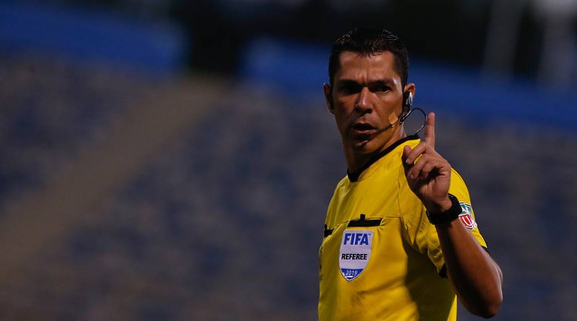 Quién es Mario Díaz de Vivar, el inexperto árbitro de Argentina vs. Chile