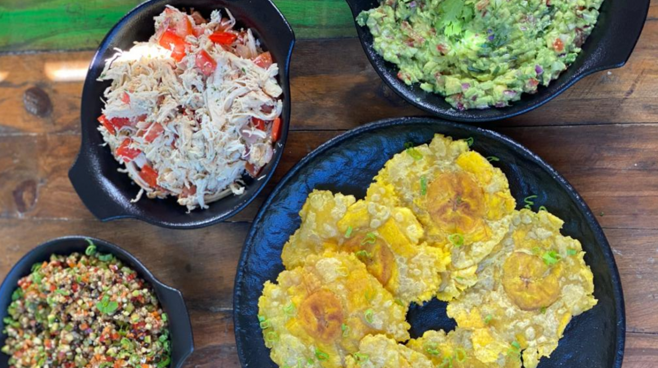 Lunes de patacones, brochetas de cerdo y chocoflan