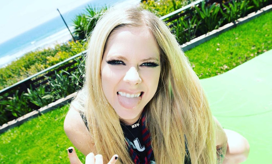 Avril Lavigne llegó a Tik Tok con un look vintage que impactó a sus fans
