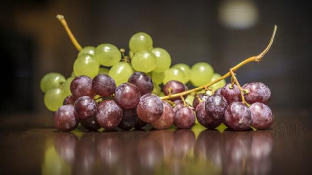 La curiosa tradición de comer 12 uvas en Año Nuevo