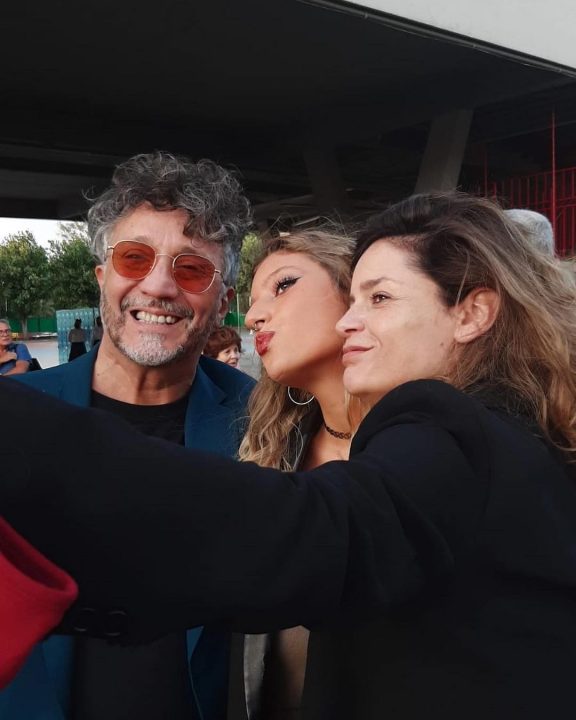 Romina Richi y Fito Páez a puro amor en el egreso de su hija