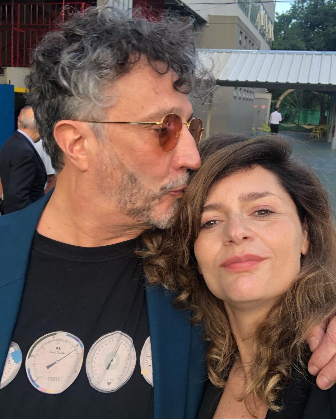 Romina Richi y Fito Páez a puro amor en el egreso de su hija